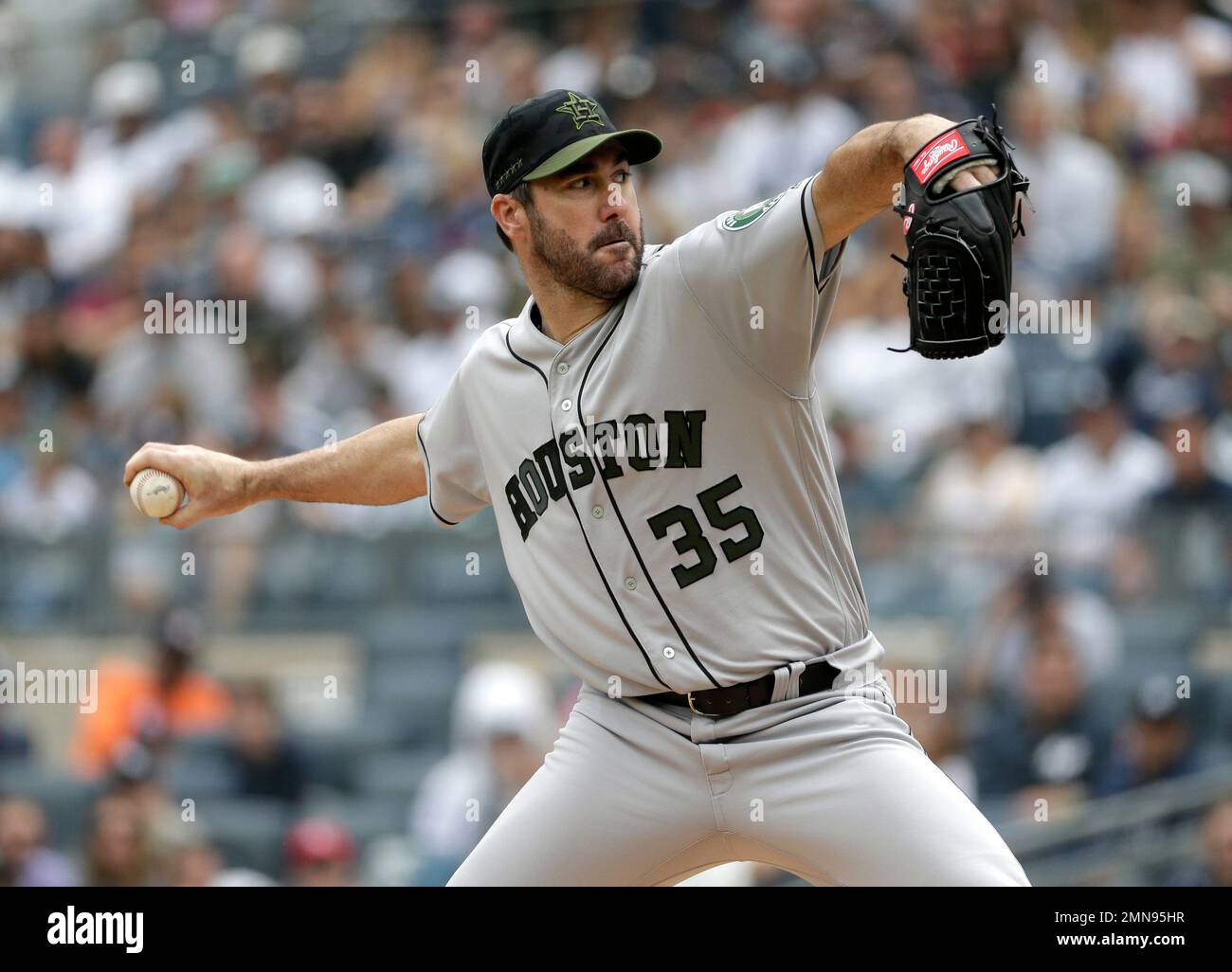 Houston Astros starting pitcher Justin Verlander throws during the ...