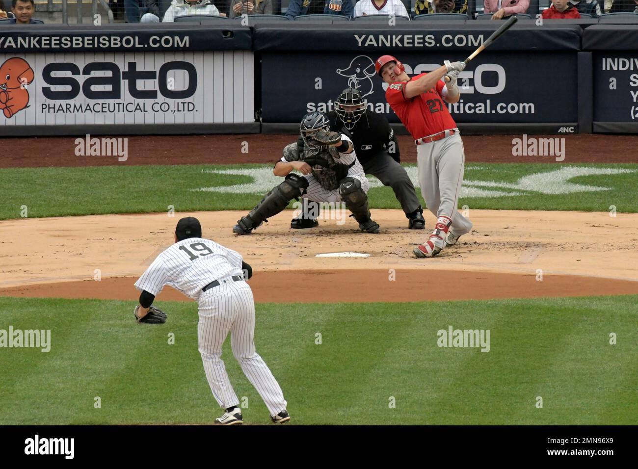 New York Yankees starting pitcher Masahiro Tanaka (19) strikes out Los ...