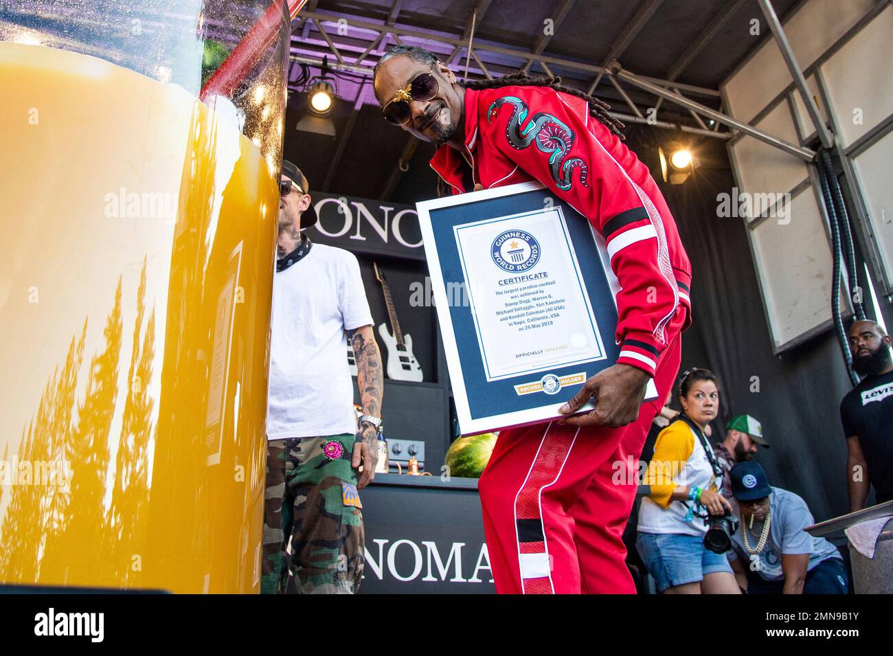 noop Dogg poses after breaking a Guinness World Records for the largest ...