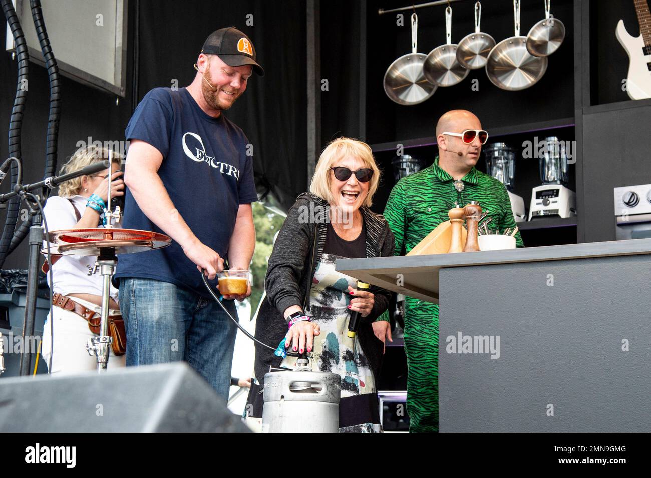 Tyler Rodde, left, and Tony Cervone cook on the Williams Sonoma ...