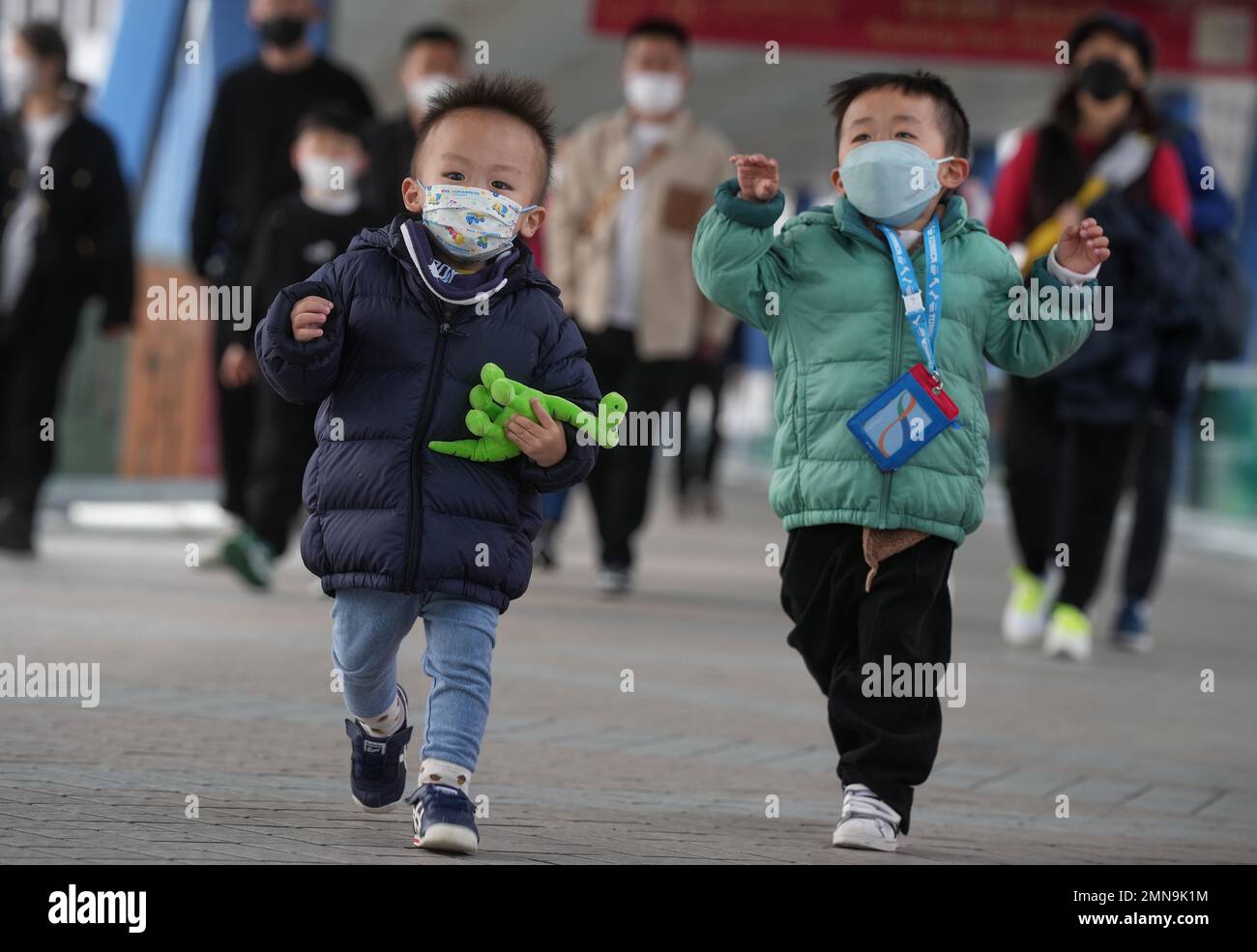 Temperatures in Hong Kong drop due to the cold front moves across ...