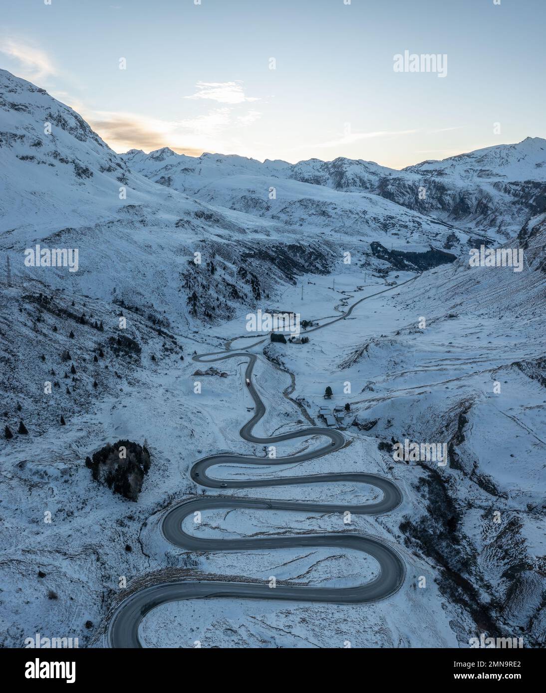 Bend in snake pass road hi-res stock photography and images - Alamy