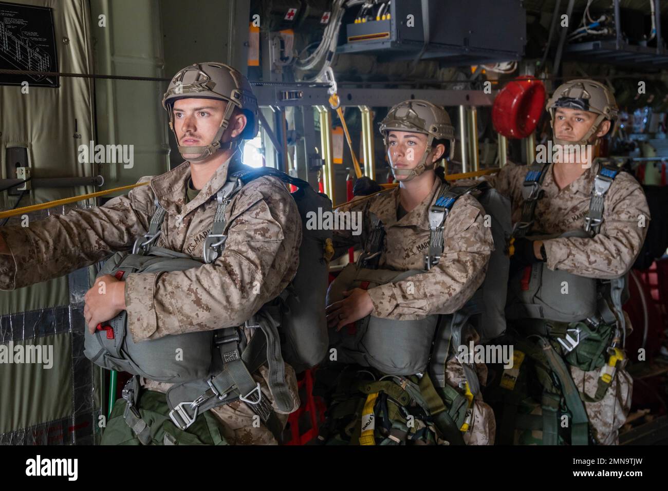Marine static line jump hi-res stock photography and images - Alamy
