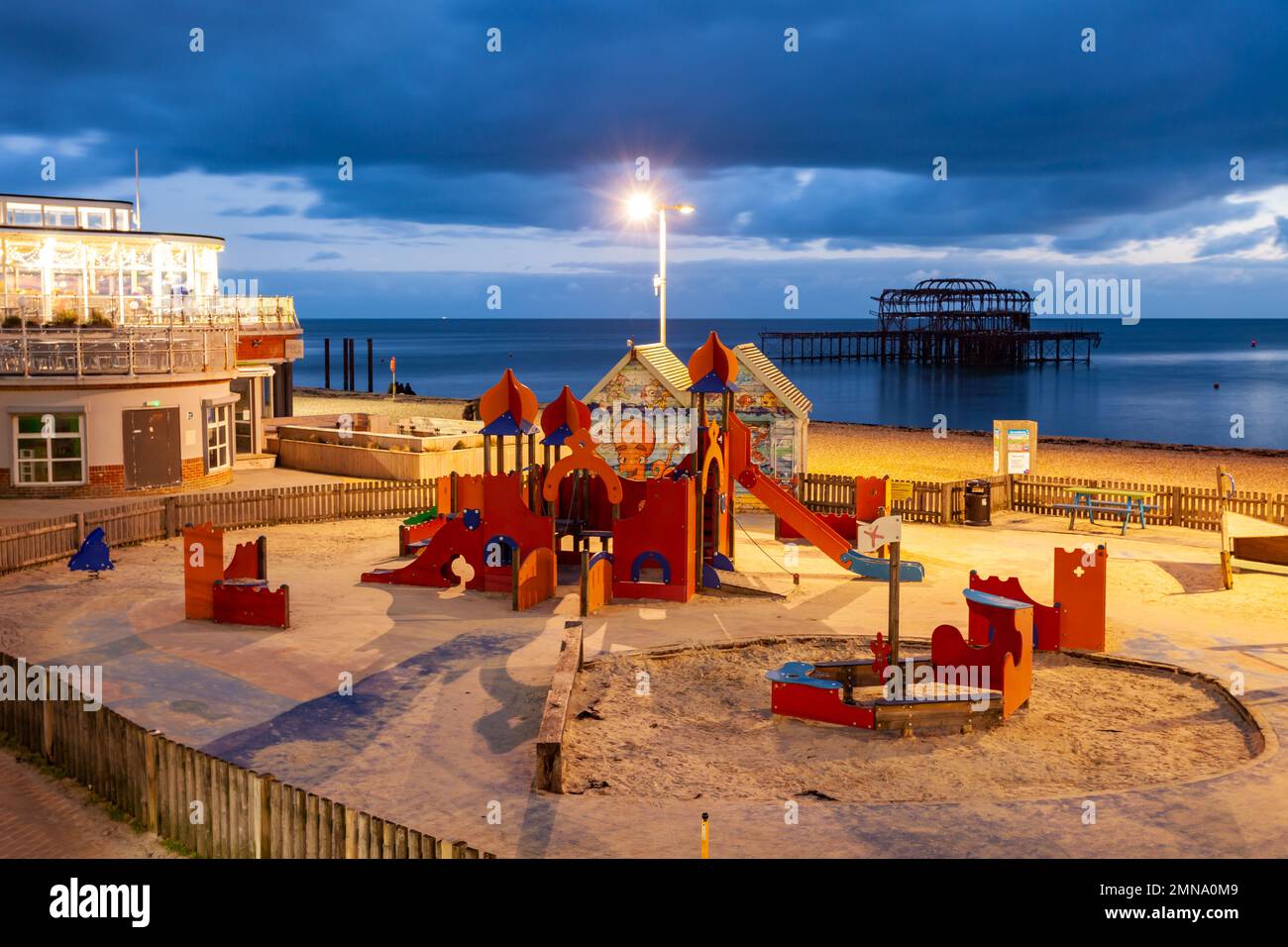 Night falls on the lower esplanade of Brighton seafront, East Sussex ...