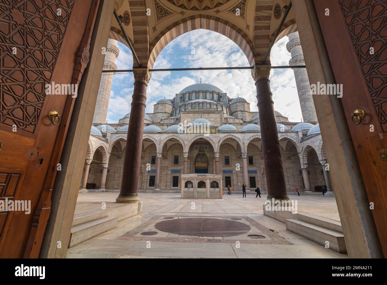 Islamic photo. Suleymaniye Mosque wide angle view from main gate ...