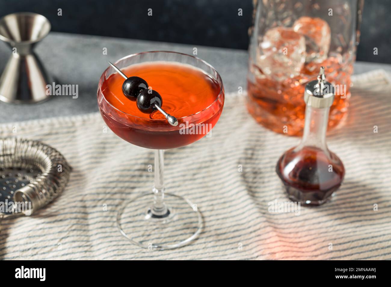 Hand cocktail hi-res stock photography and images - Alamy