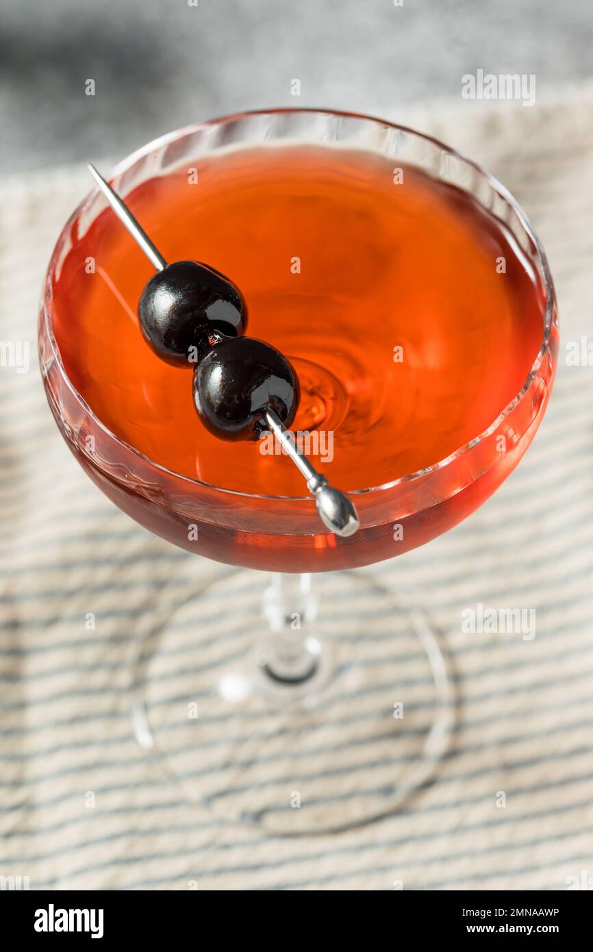 Left hand cocktail hi-res stock photography and images - Alamy