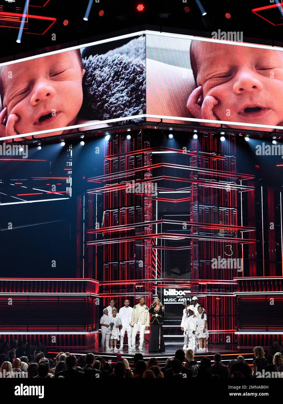 Host Kelly Clarkson congratulates John Legend on the birth of his son ...