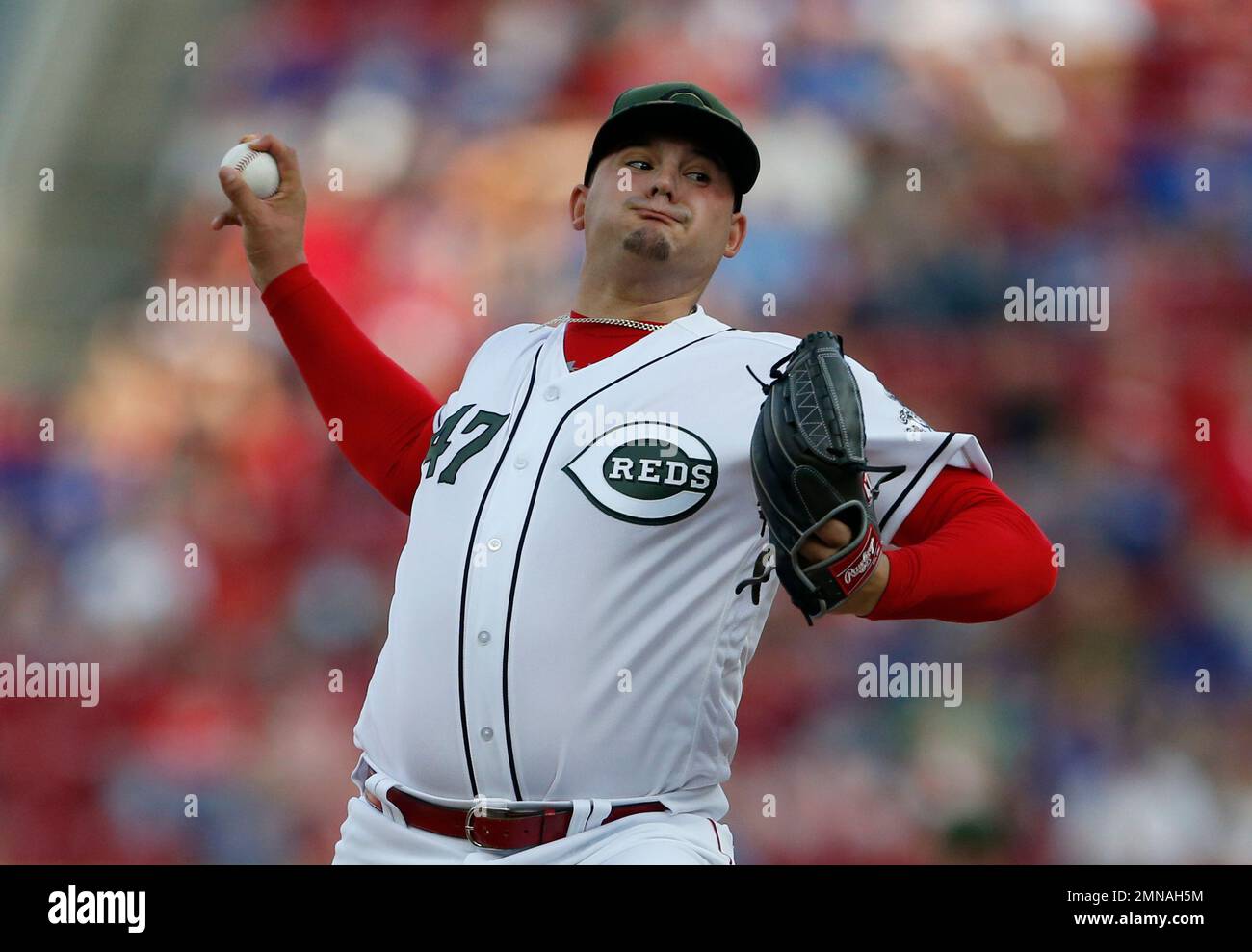 Cincinnati Reds starting pitcher Sal Romano throws to a Chicago Cubs ...
