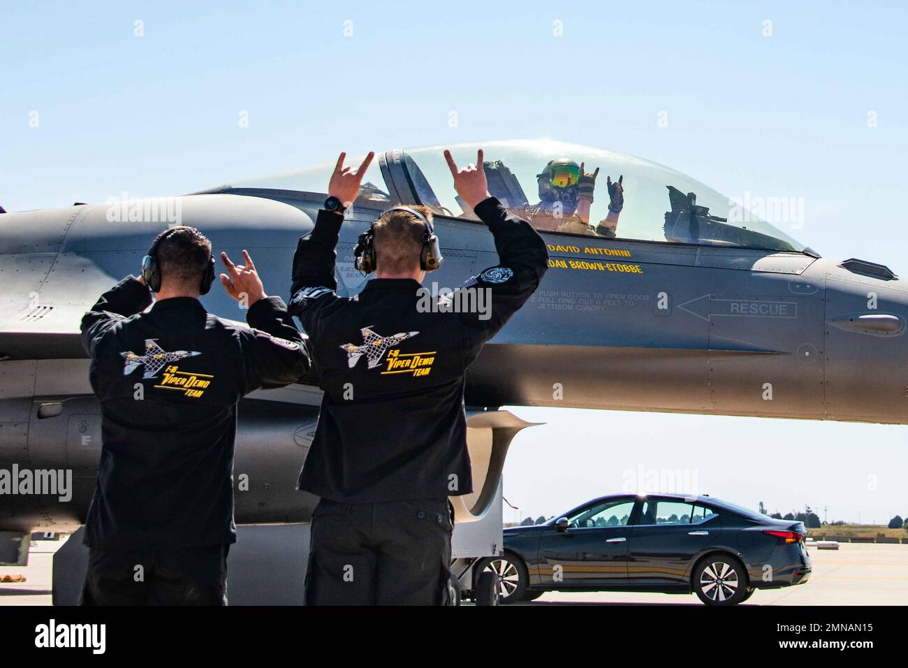 An F-16 Fighting Falcon crew chief prepared for taxi during the Red ...