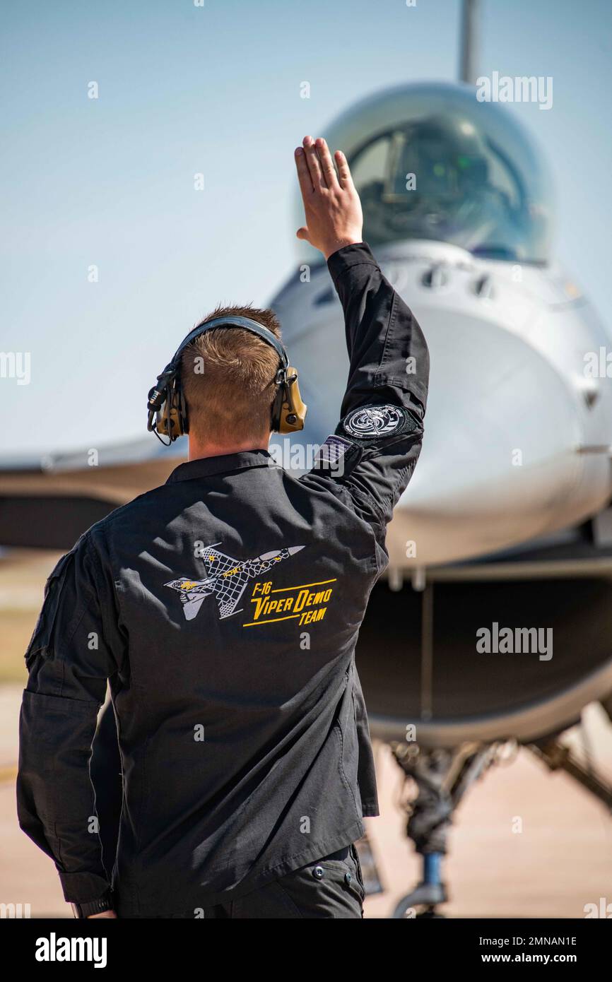 An F-16 Fighting Falcon crew chief prepared for taxi during the Red ...