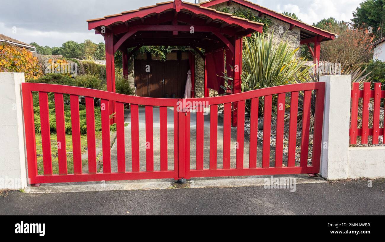 portal red metal aluminum gate of modern entry house Stock Photo - Alamy