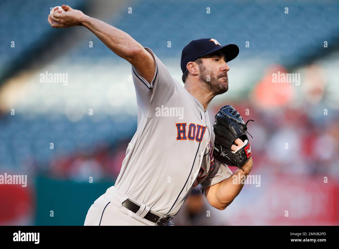 Houston Astros starting pitcher Justin Verlander throws to a Los ...