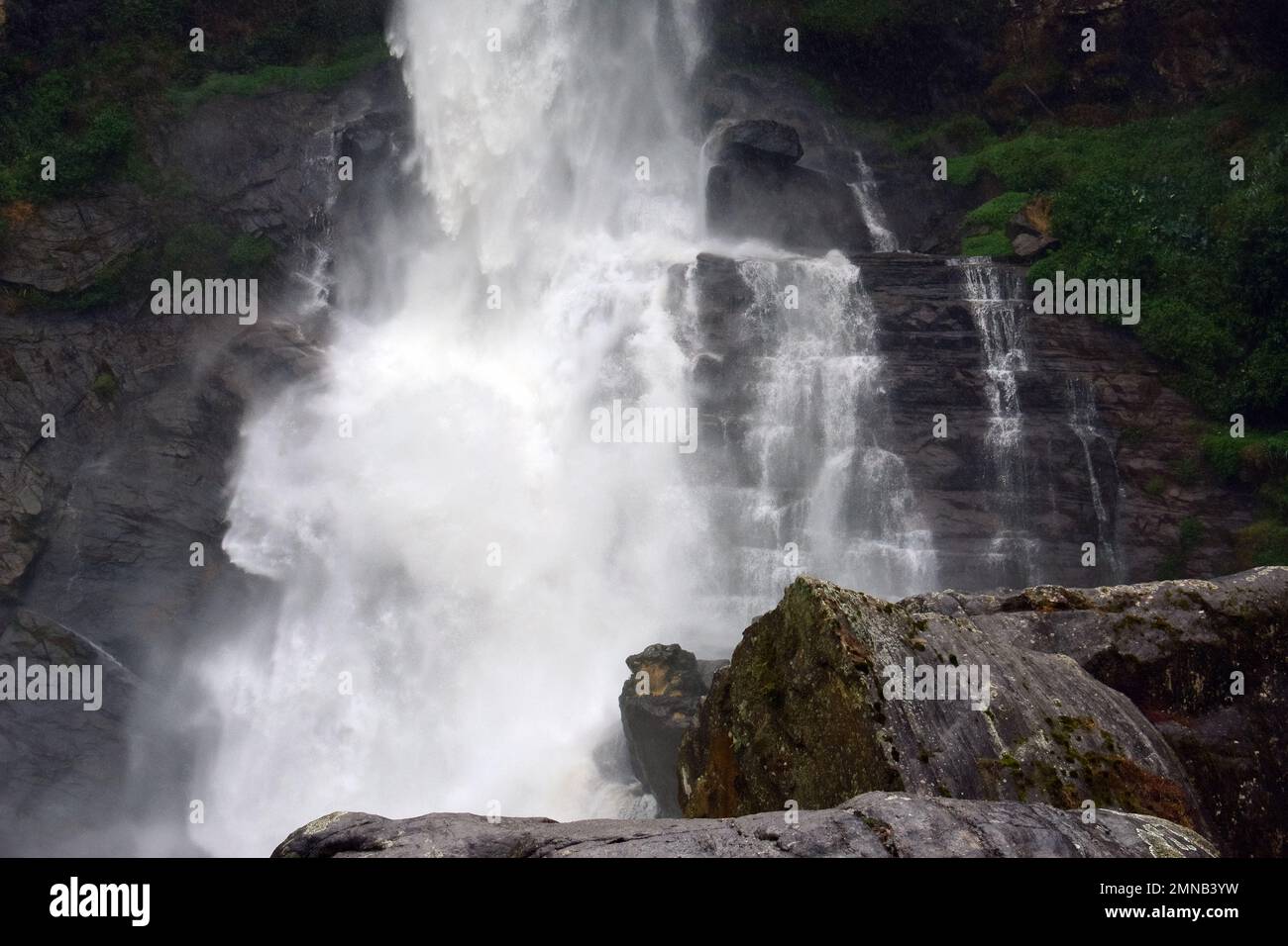 Ramboda Falls (109 m high), Pussellawa area, Srí Lanka, Asia Stock ...