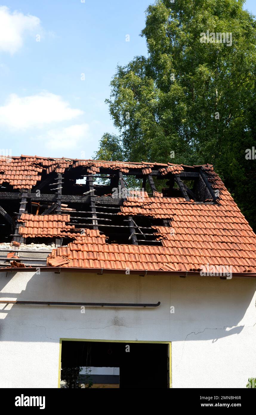 Burned roof of a small house structure Stock Photo - Alamy