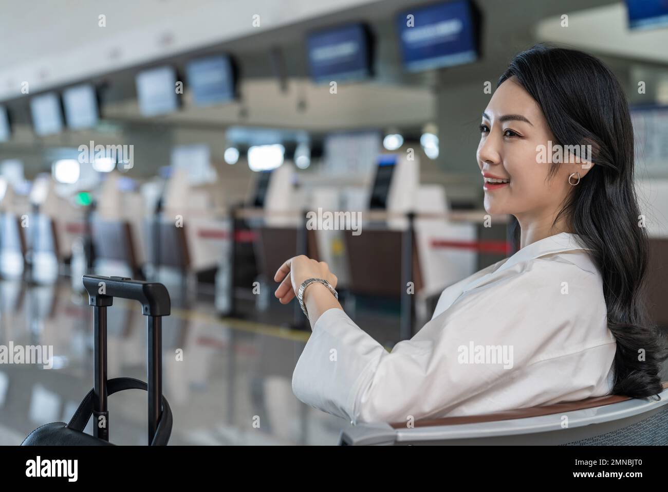 Business woman waiting at the airport Stock Photo - Alamy