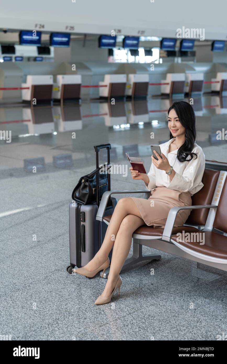 Business woman waiting at the airport Stock Photo - Alamy