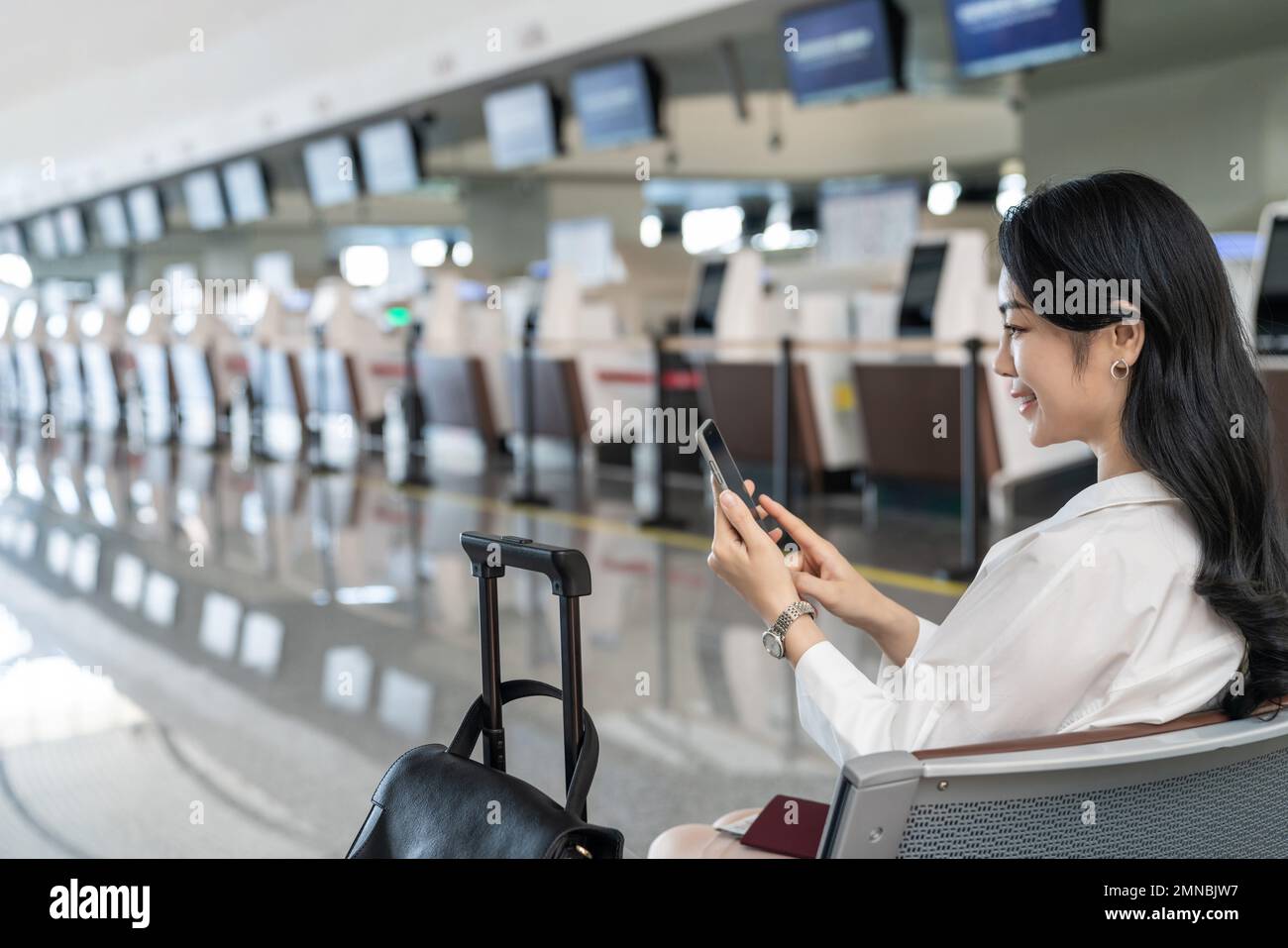 Business woman waiting at the airport Stock Photo - Alamy