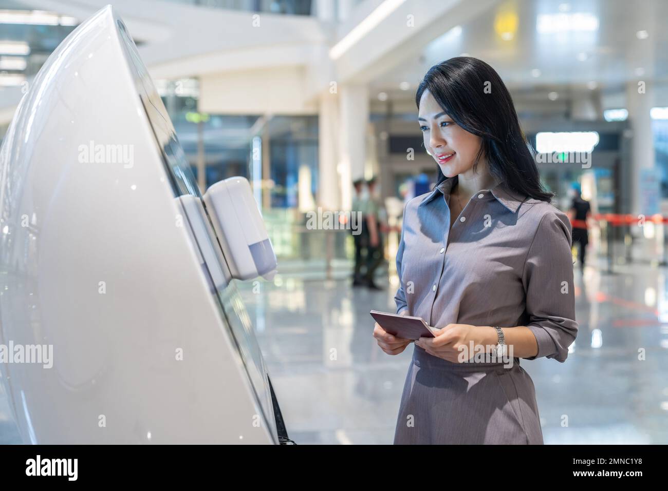 Business lady self-service check-in at the airport Stock Photo - Alamy