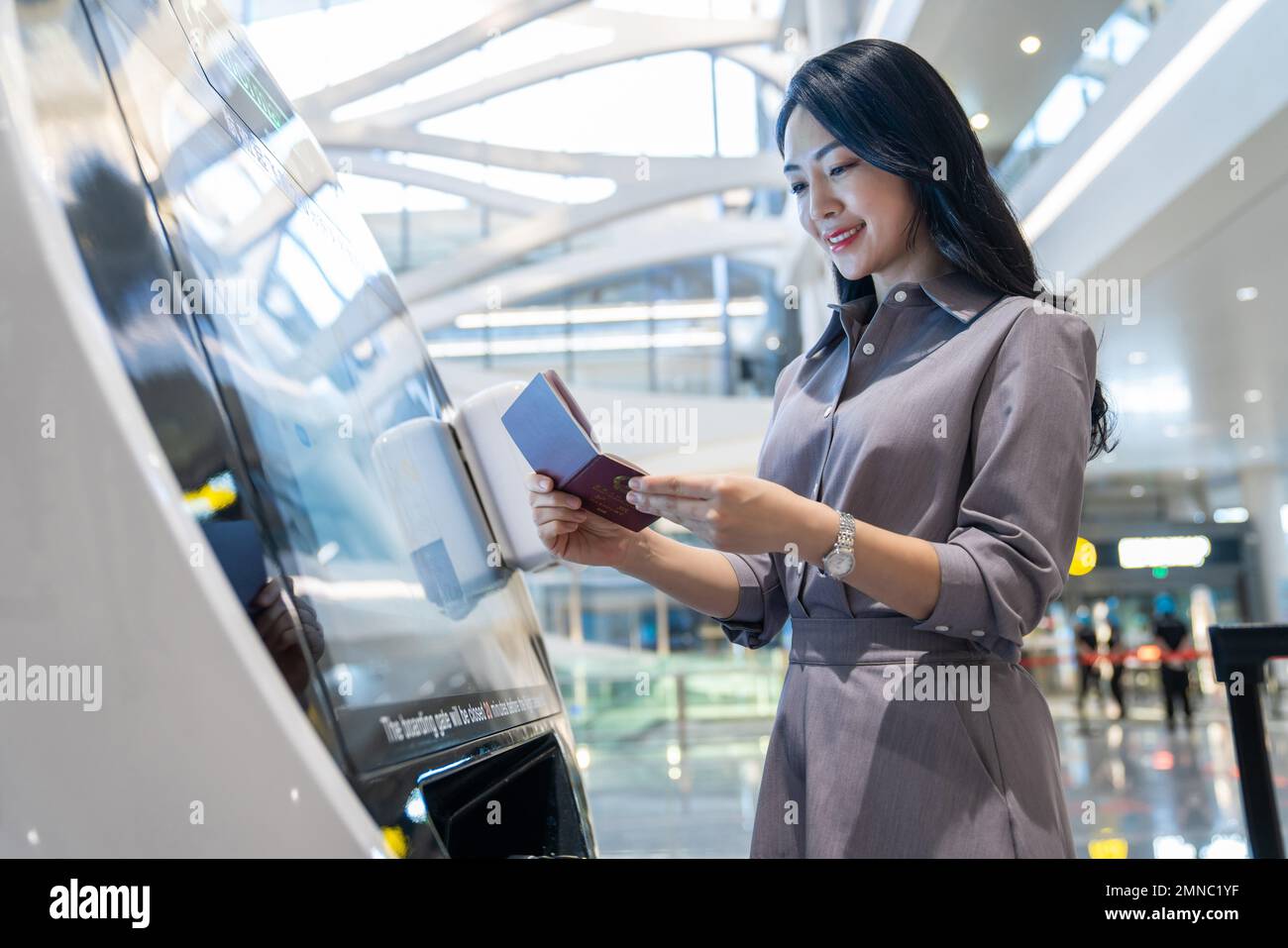 Business lady self-service check-in at the airport Stock Photo - Alamy