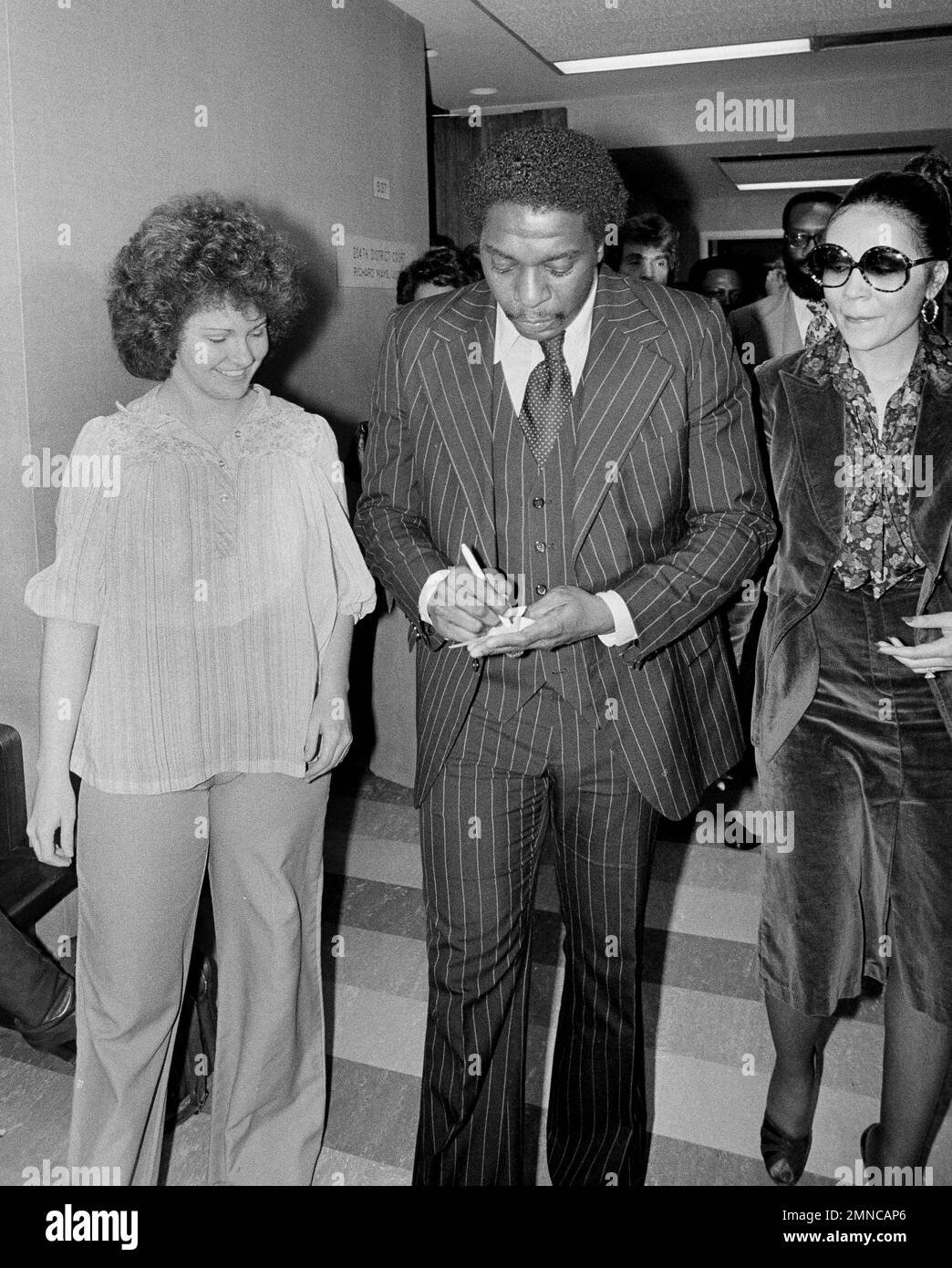 Former Dallas Cowboys' star wide receiver, Bob Hayes, gives a fan an ...