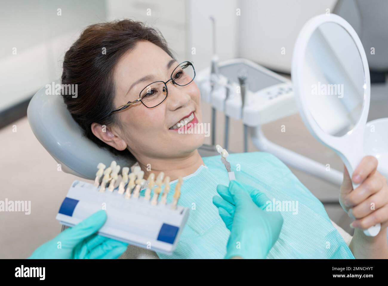 Doctor matching patients teeth hi-res stock photography and images - Alamy