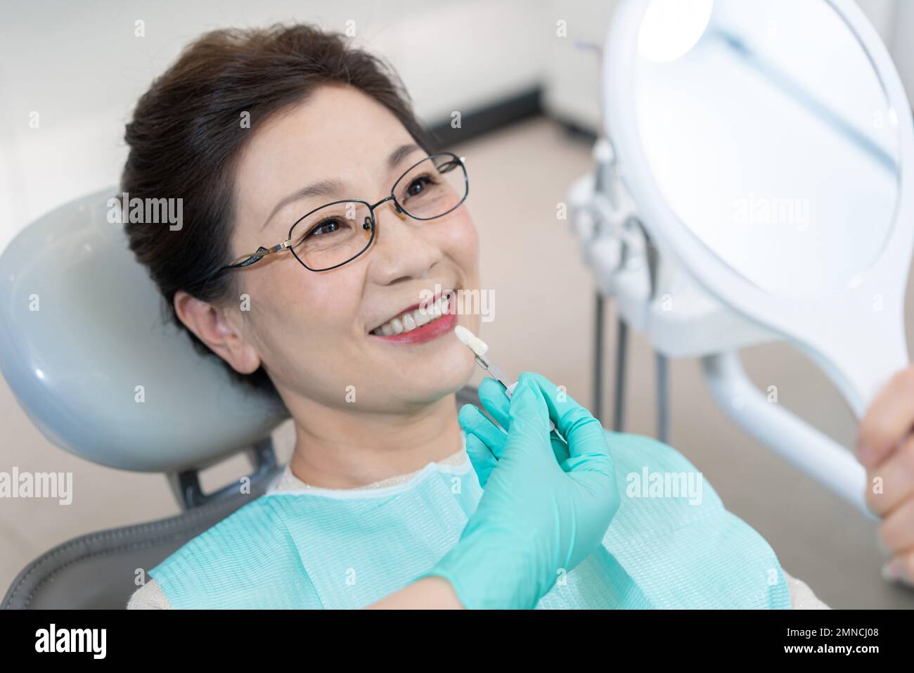 Patients in the dental clinic matching teeth Stock Photo - Alamy