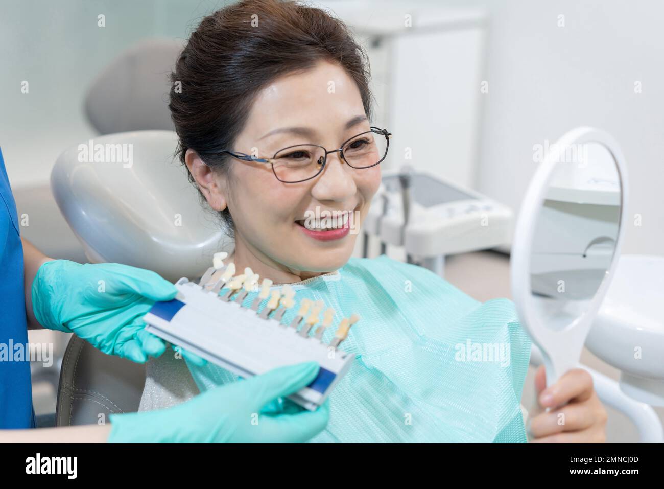 Patients in the dental clinic matching teeth Stock Photo - Alamy