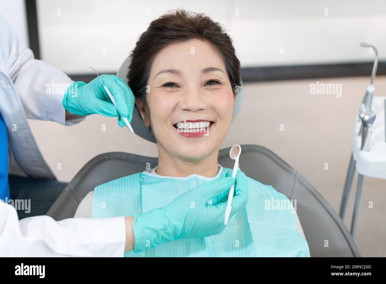 Patients in the dental clinic cure Stock Photo - Alamy