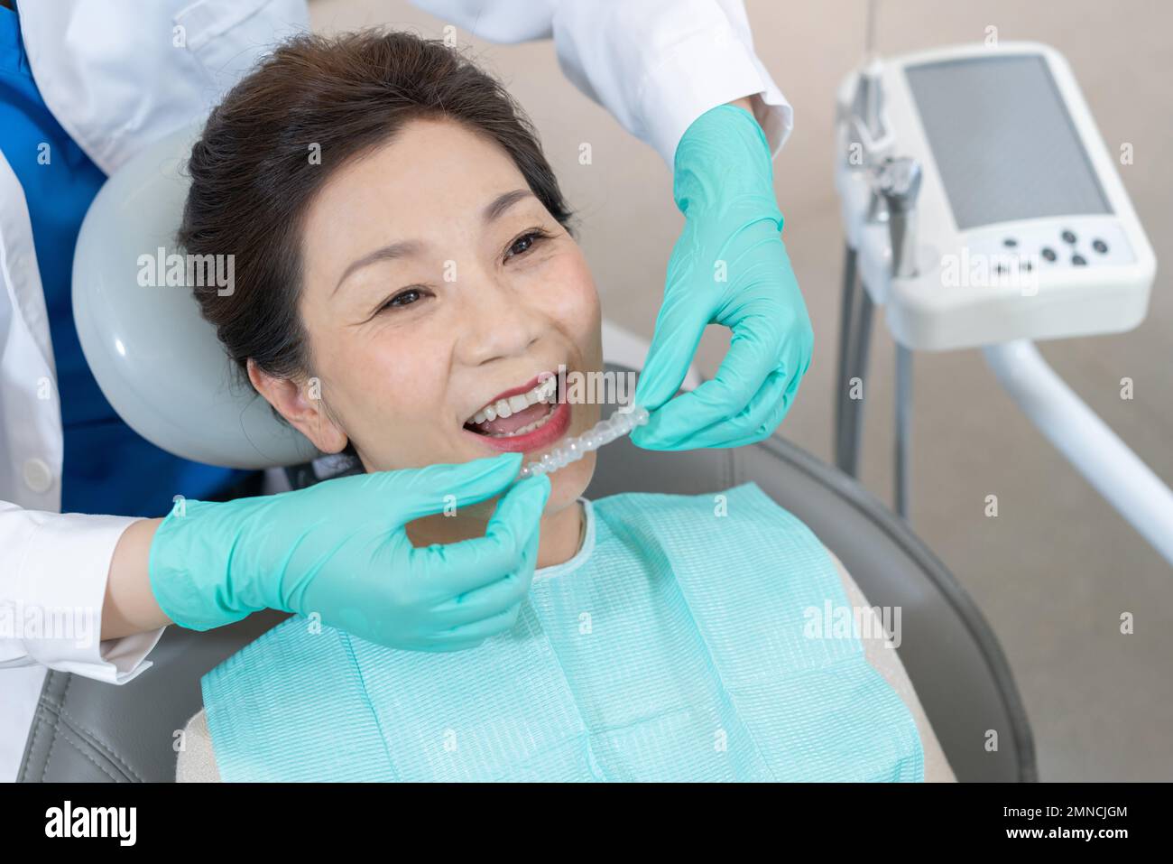 Patients in the dental clinic matching teeth Stock Photo - Alamy