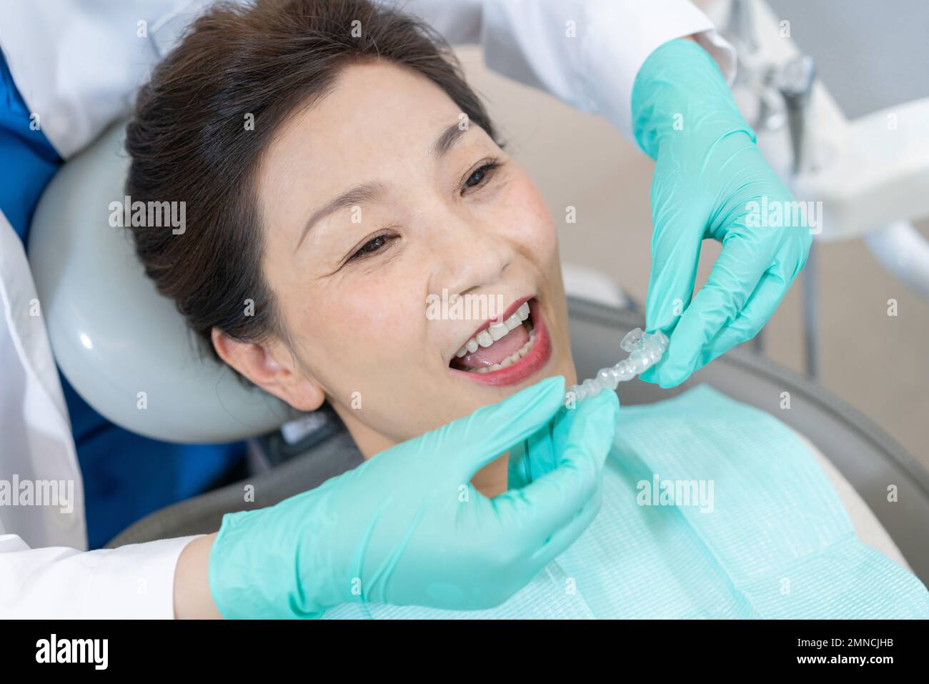 Doctor matching patients teeth hi-res stock photography and images - Alamy