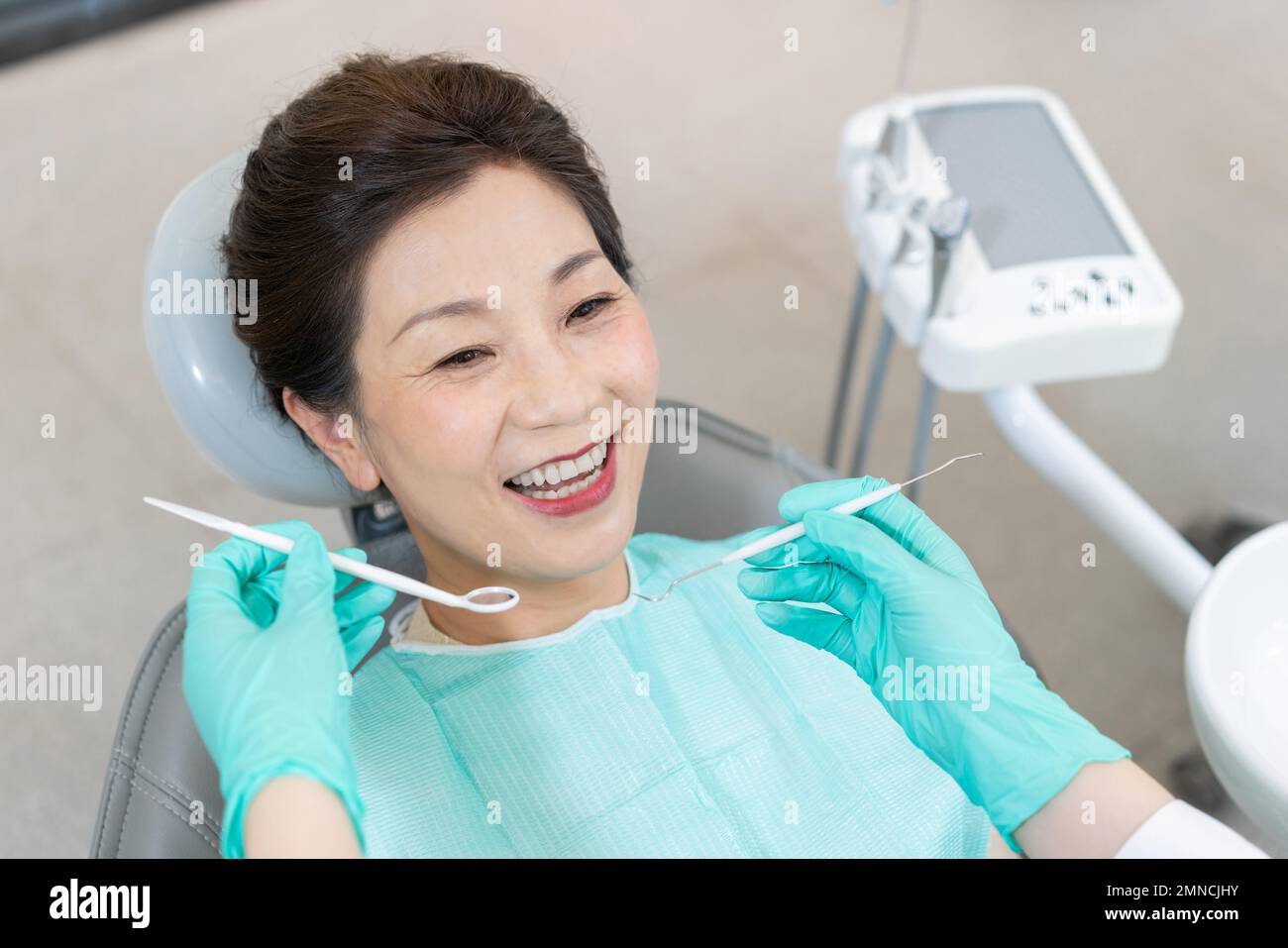 Patients in the dental clinic cure Stock Photo - Alamy