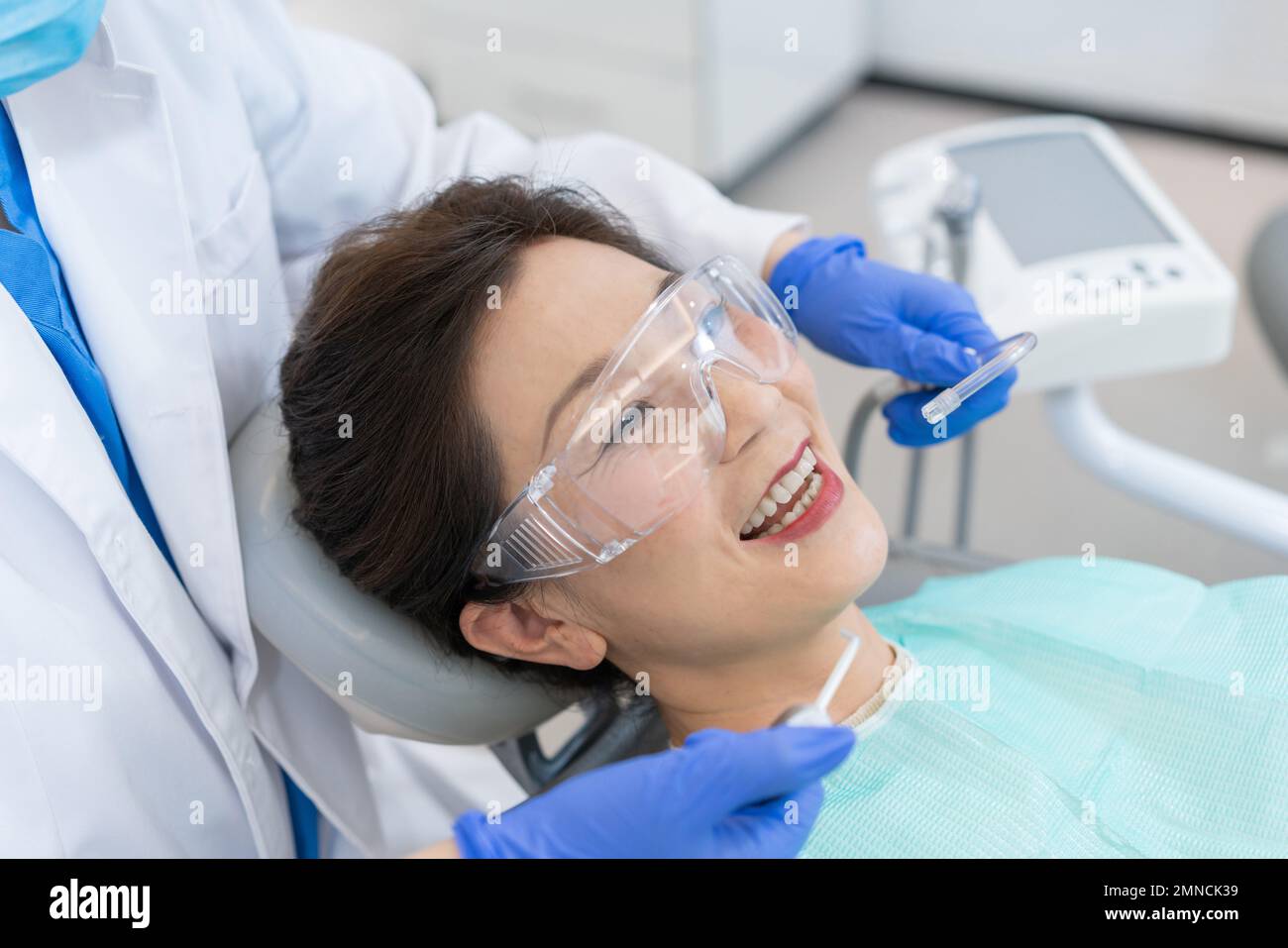 Patients in the dental clinic cure Stock Photo - Alamy