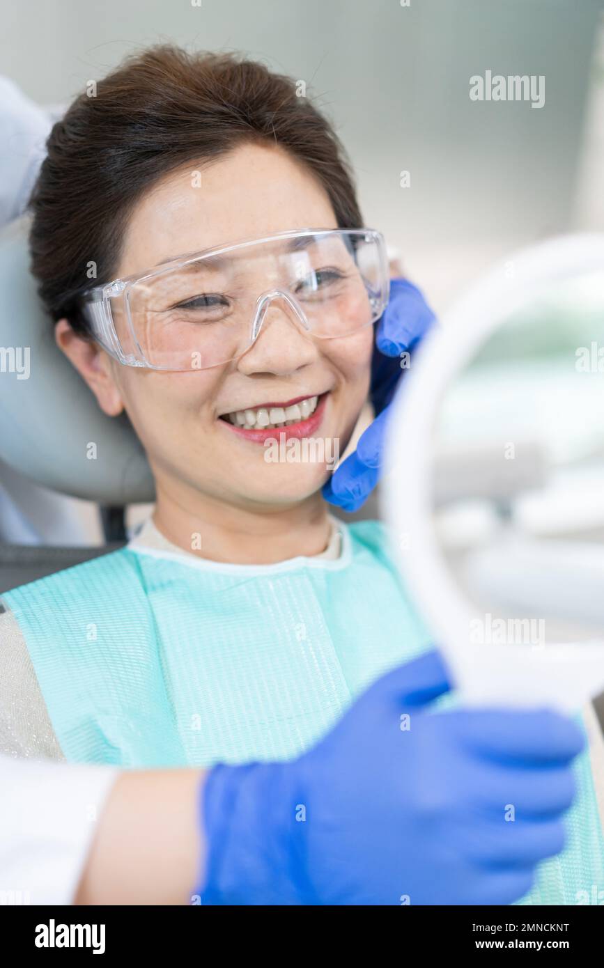 Patients in the dental clinic cure Stock Photo - Alamy