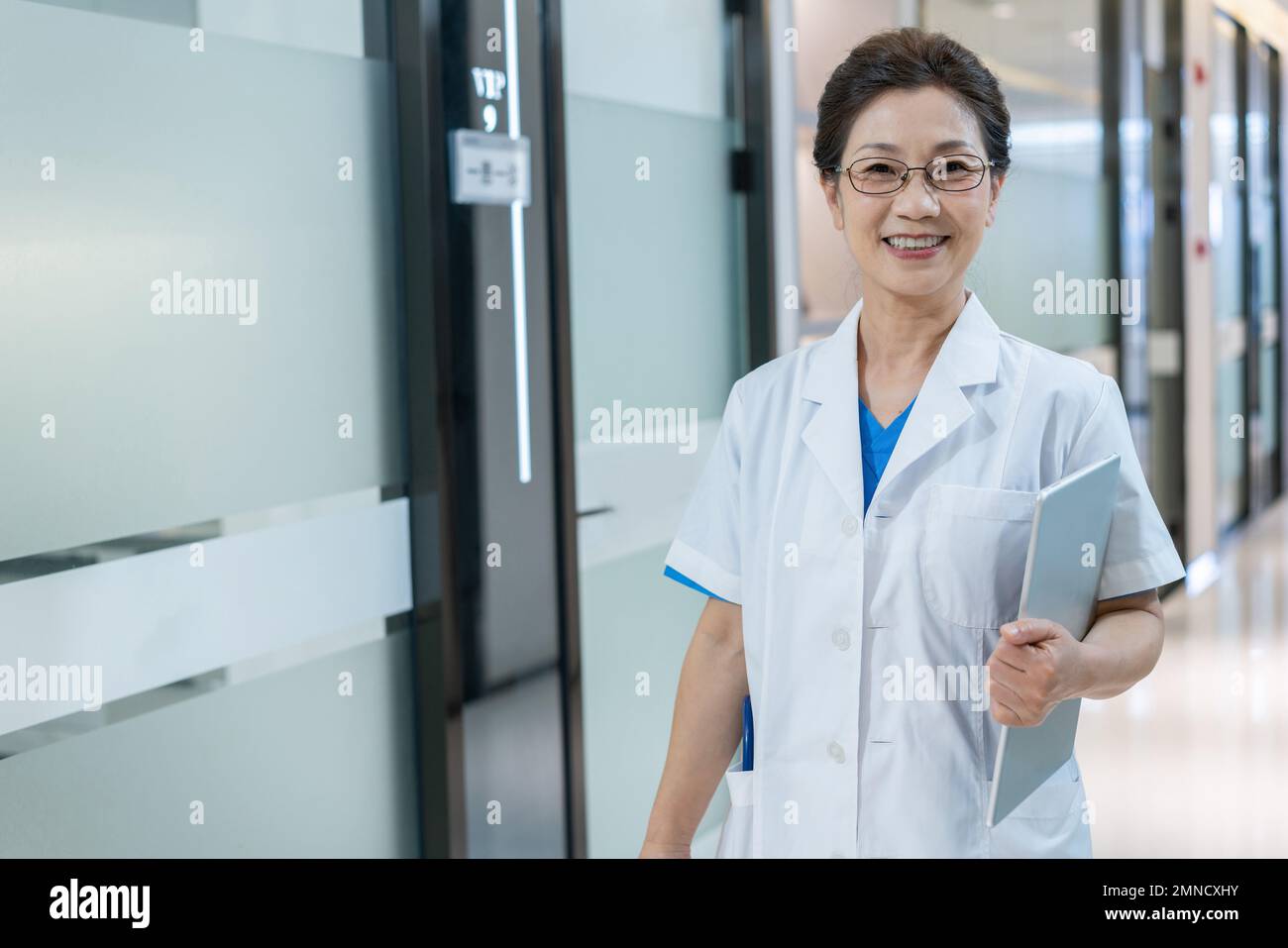 Doctors overalls hi-res stock photography and images - Alamy