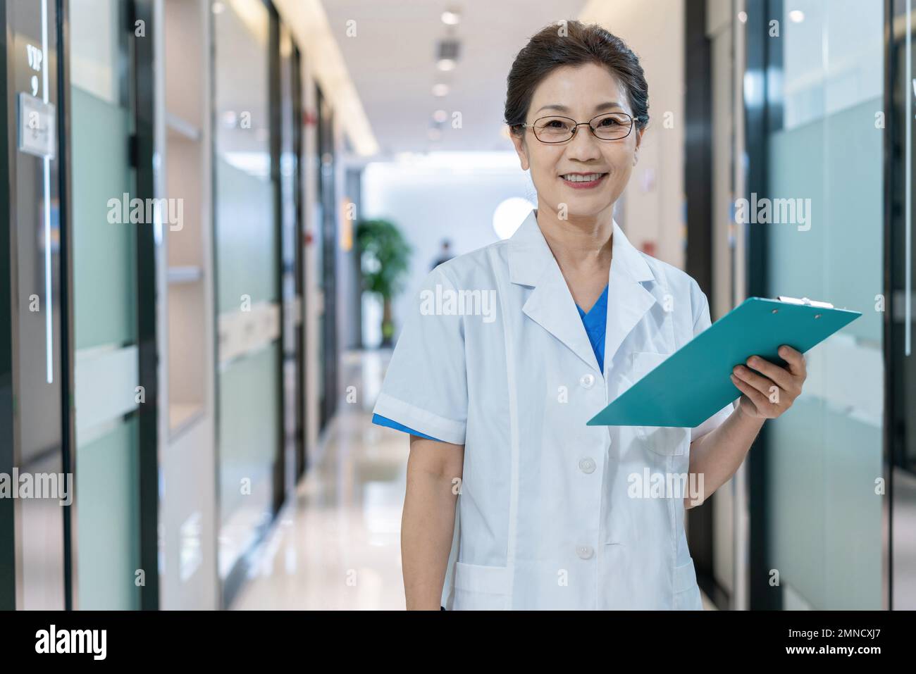 Doctors overalls hi-res stock photography and images - Alamy