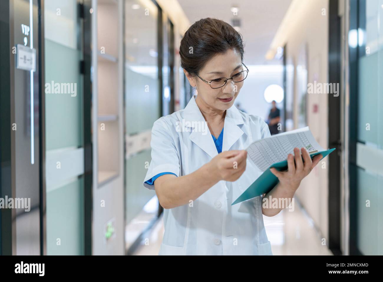 Doctors overalls hi-res stock photography and images - Alamy