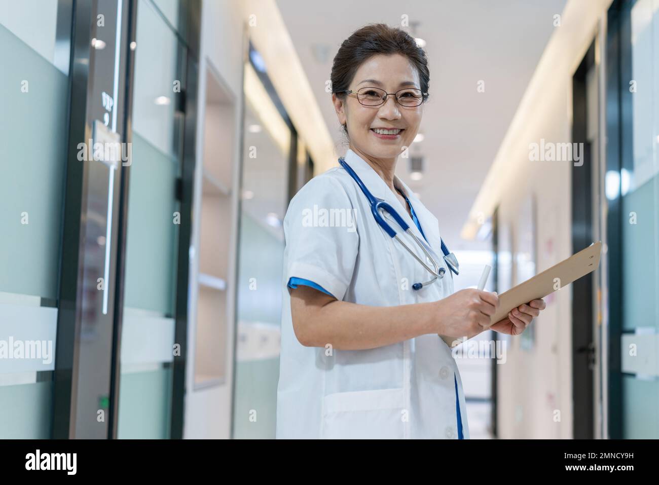 Doctors overalls hi-res stock photography and images - Alamy