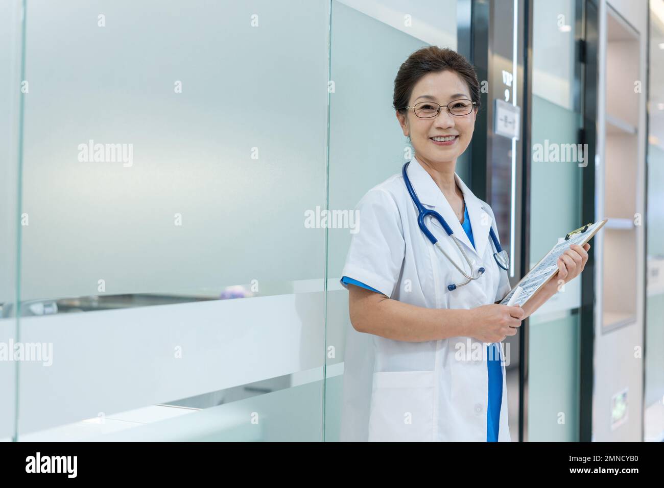 Doctors overalls hi-res stock photography and images - Alamy