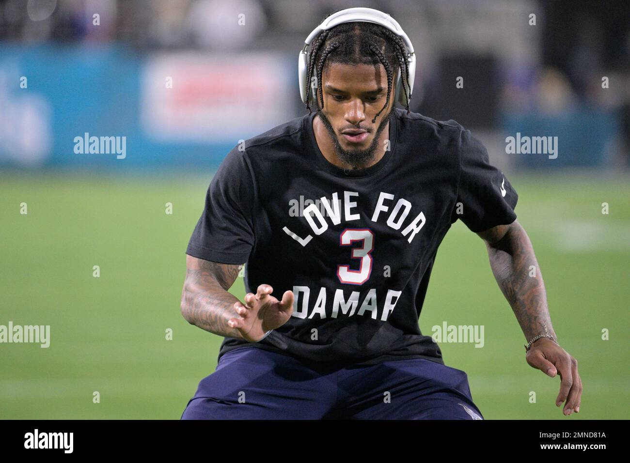 Tennessee Titans cornerback Kristian Fulton warms up before an NFL ...