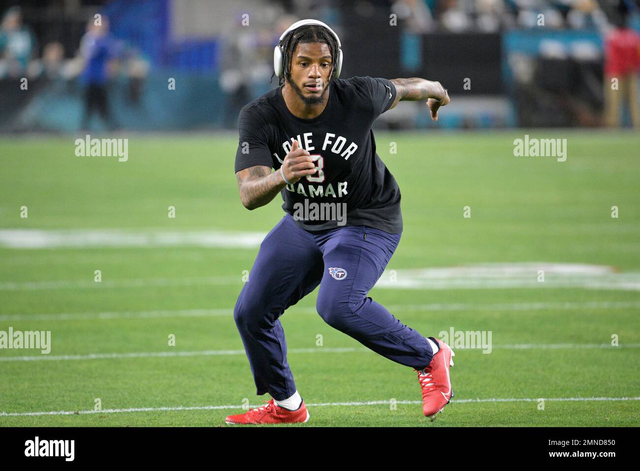Tennessee Titans cornerback Kristian Fulton warms up before an NFL ...