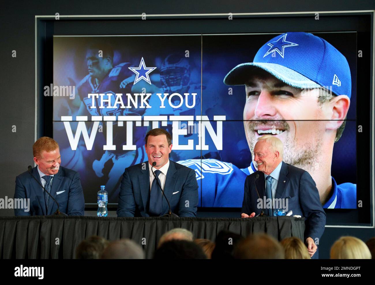 Dallas Cowboys tight end Jason Witten, center, flanked by head coach ...