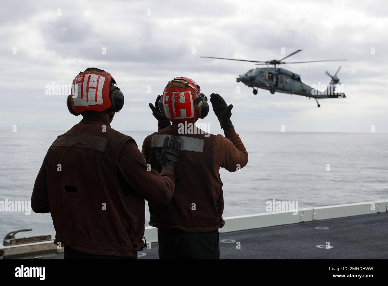 PACIFIC OCEAN (Oct. 1, 2022) Aviation Machinist’s Mate Airman Tyler ...