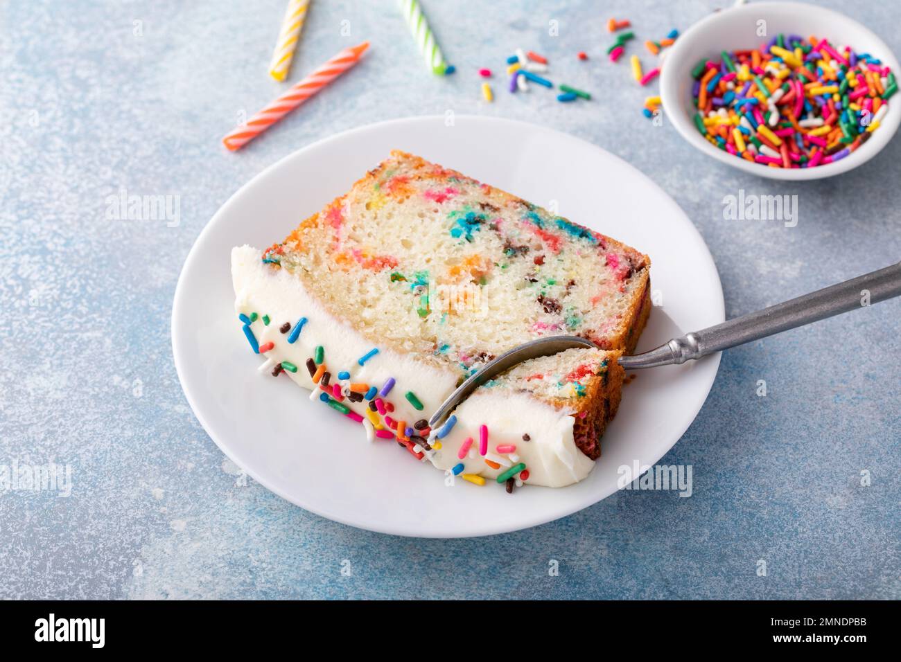 Funfetti cake with frosting hi-res stock photography and images - Alamy
