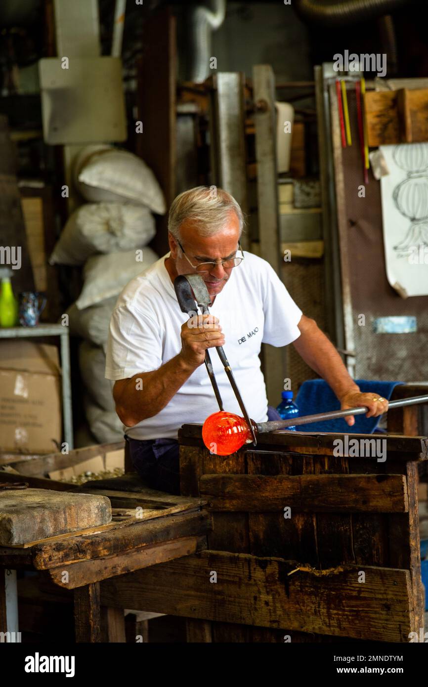 A skilled craftsman at work in a glass workshop in Murano, Venice Stock ...