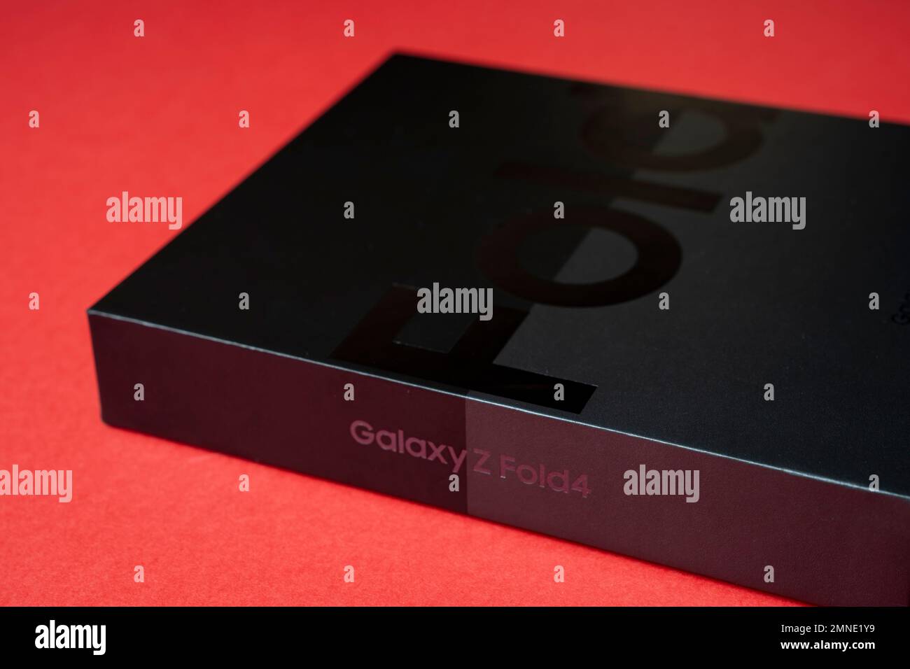 Galaxy z flip 4 hi-res stock photography and images - Alamy