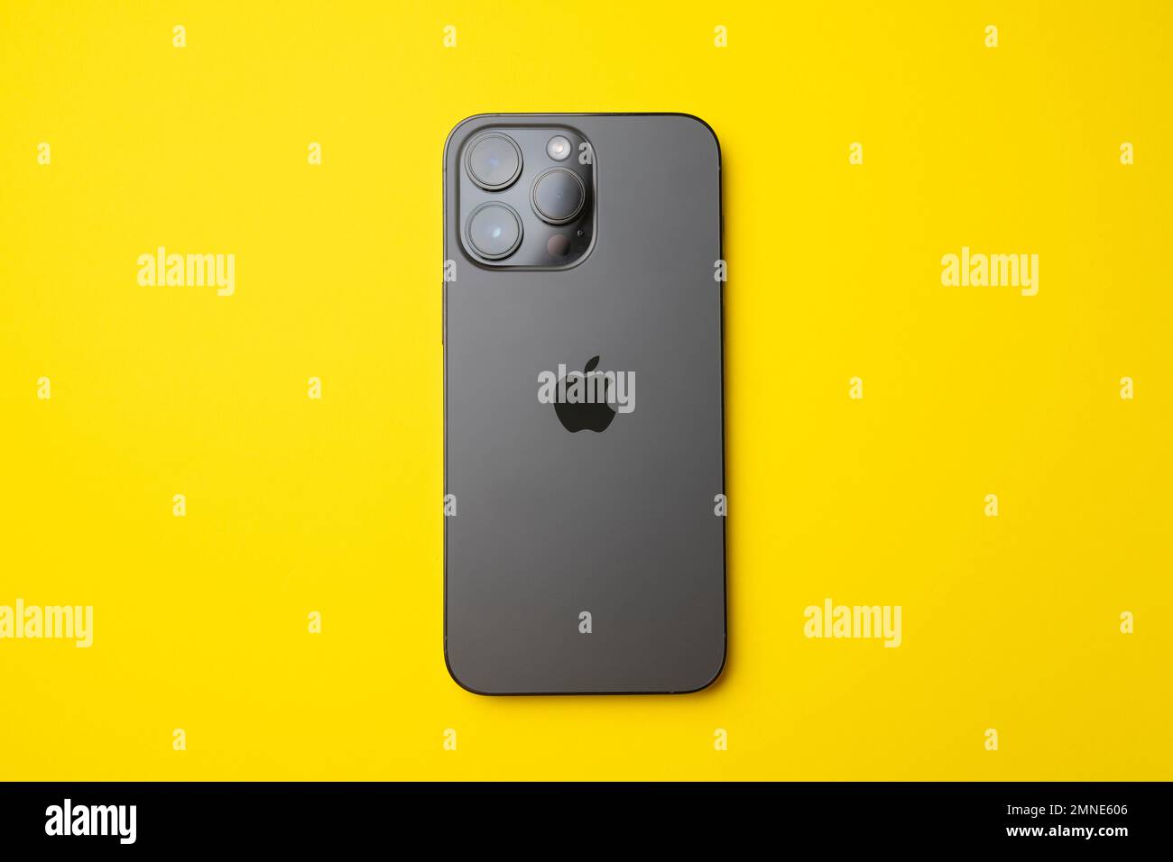 Iphone 14 yellow hi-res stock photography and images - Alamy