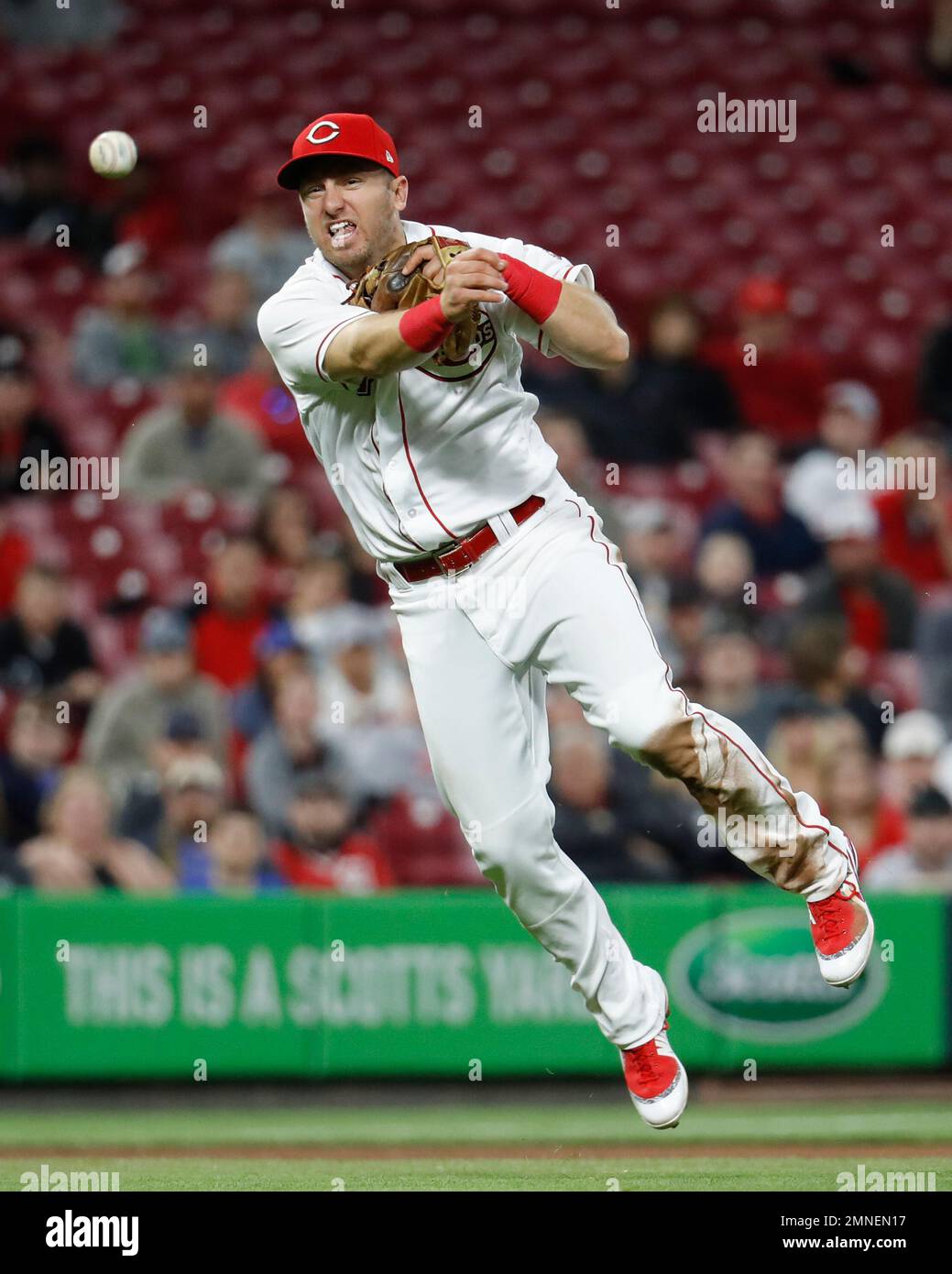 Cincinnati Reds second baseman Cliff Pennington fields out Atlanta ...