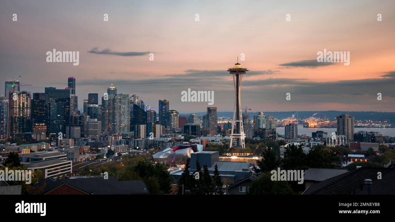 View over Seattle, skyline with observation tower Space Needle, sunset ...