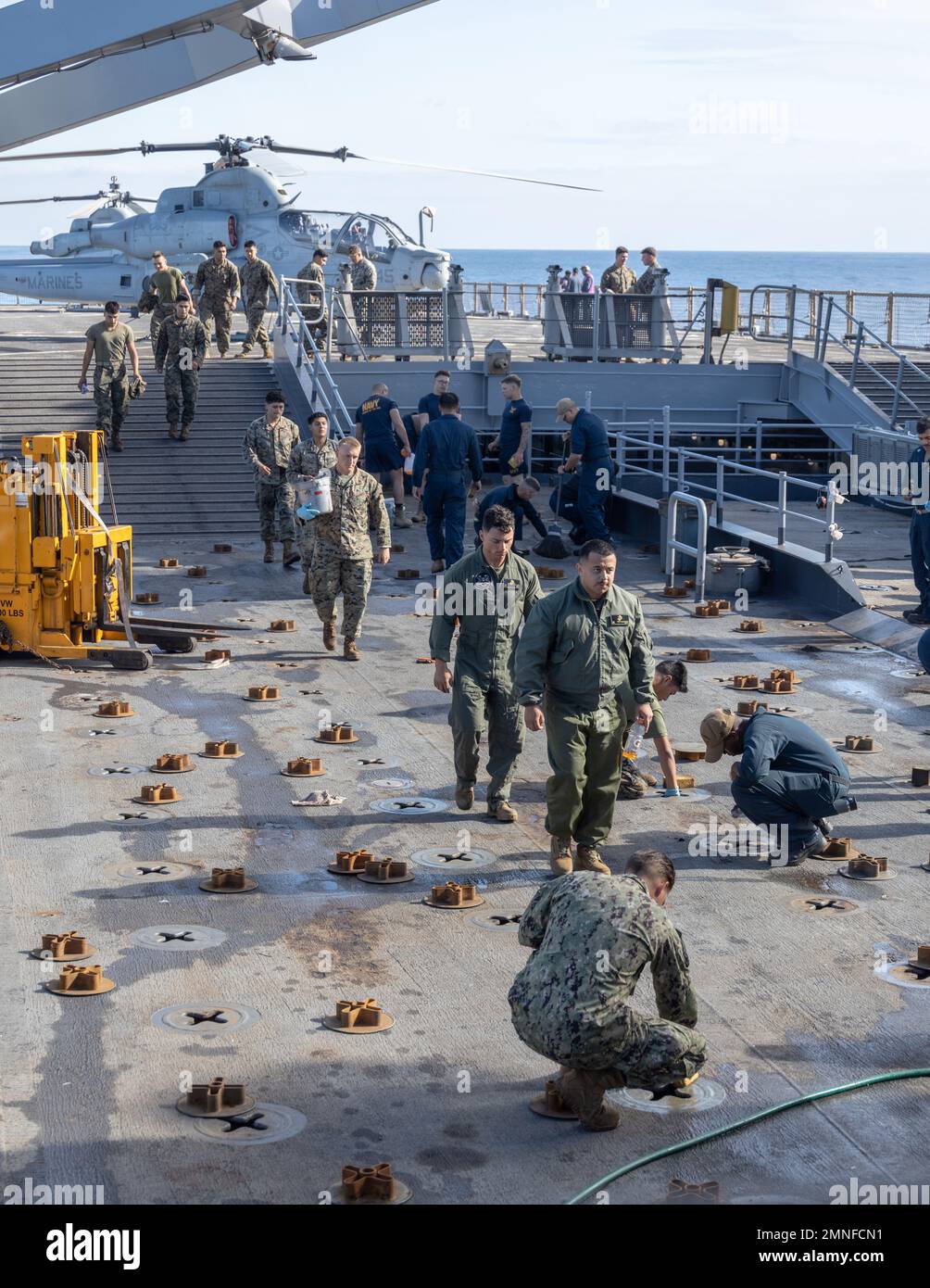 Amphibious transport dock uss harpers ferry lsd 49 hi-res stock ...